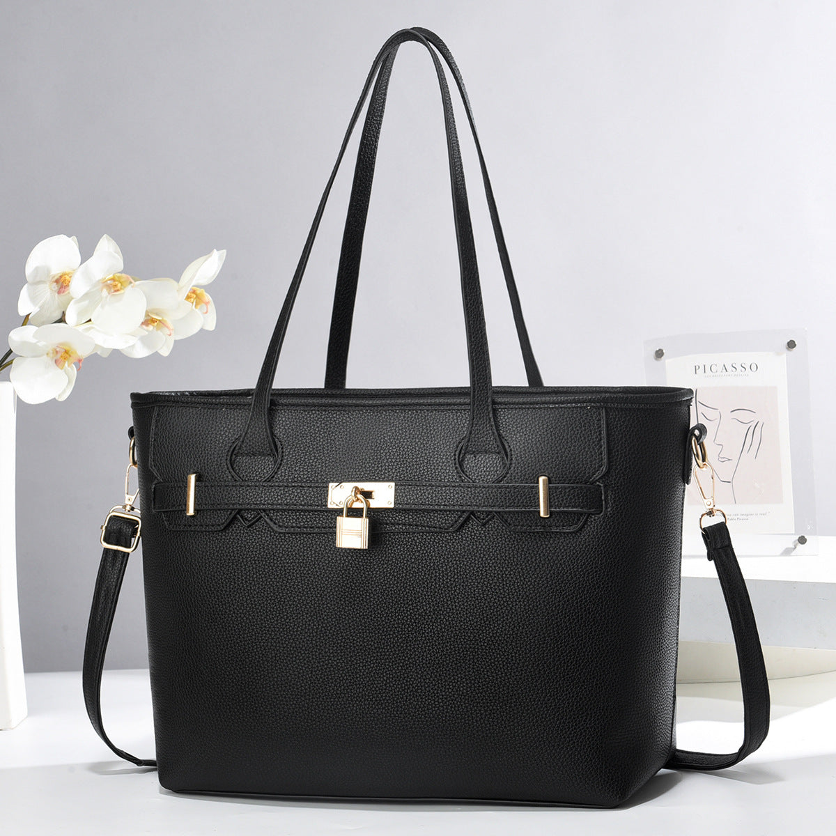 Bolso Grande con candado decorativo. Detalles en Dorado. Divisiones en ...