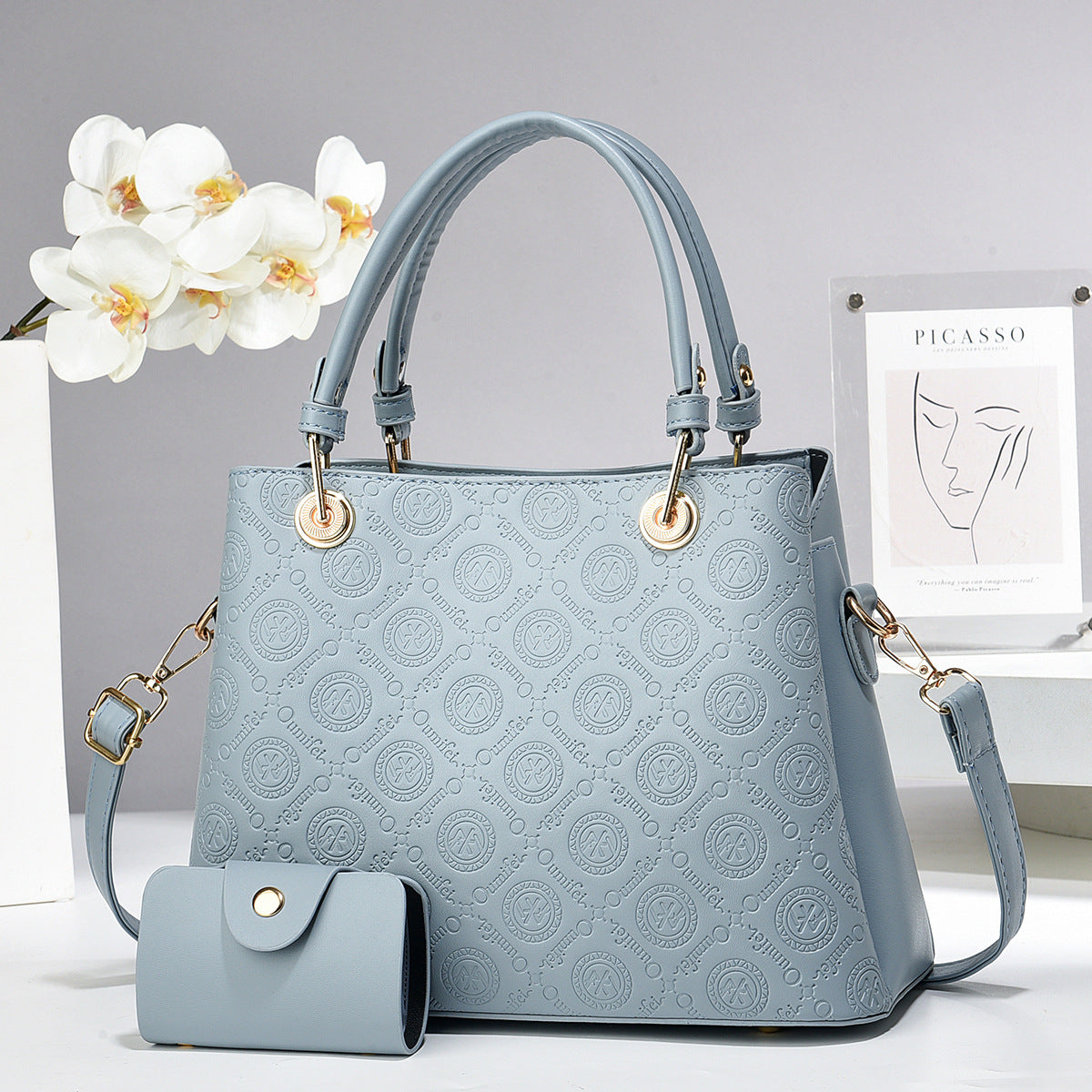Cartera mediana con detalles en dorado – Prope
